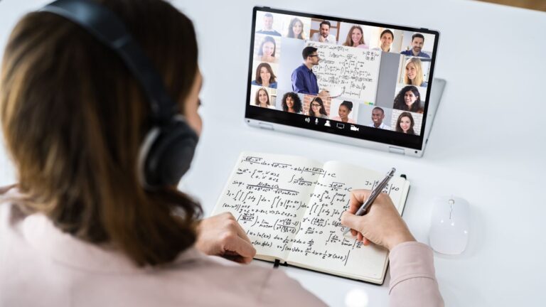 Comment choisir une formation comptabilite a distance pour reussir sa reconversion professionnelle